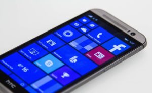 Former Microsoft exec puts Windows Phone’s failure blame on OEMs and ...