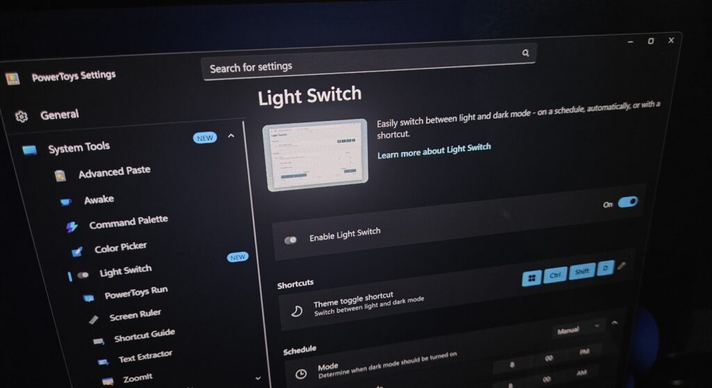 Windows 11 auto switching theme to light mode or dark after updates? It ...